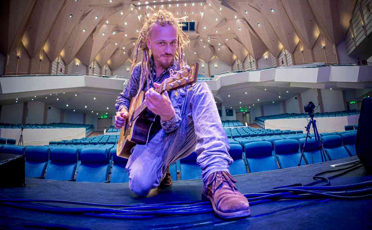 O virtuosismo da guitarra de Mario Parizek na SEDE - OvarNews